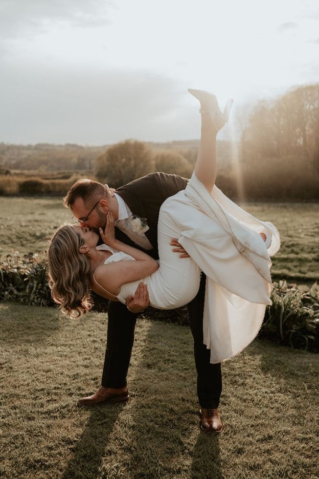 The Ultimate Guide to 50 Wedding Poses for Couples, Brides, and Grooms ...